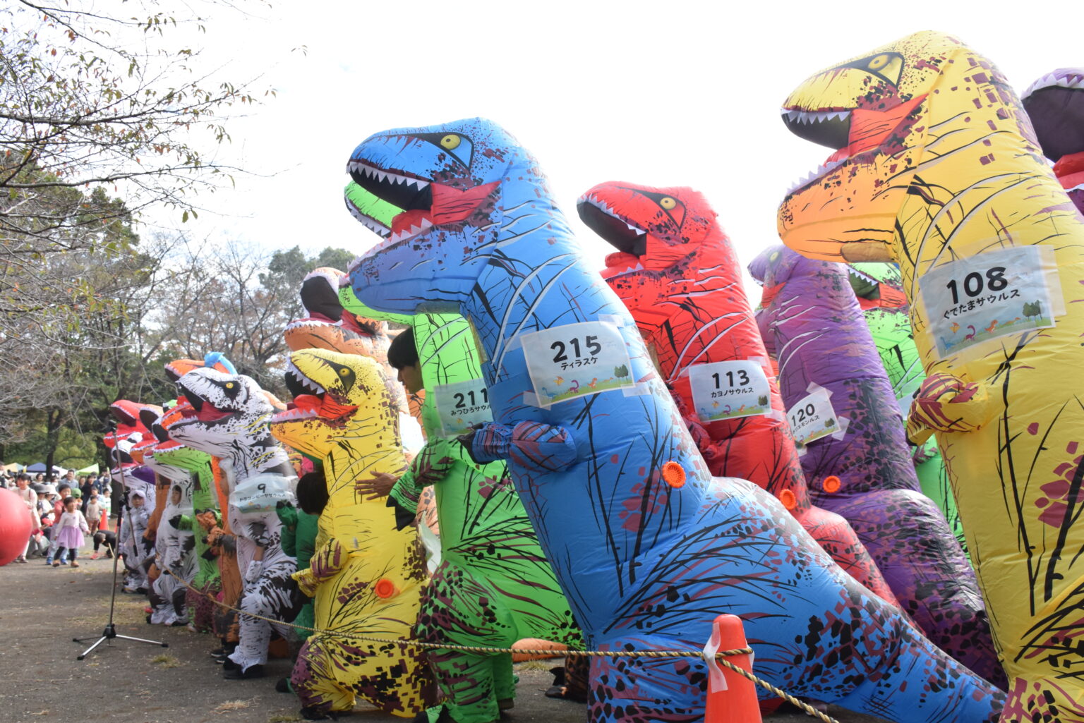 桜をバックに爆走！「ティラノサウルスレース」 | 一般社団法人Smartgive