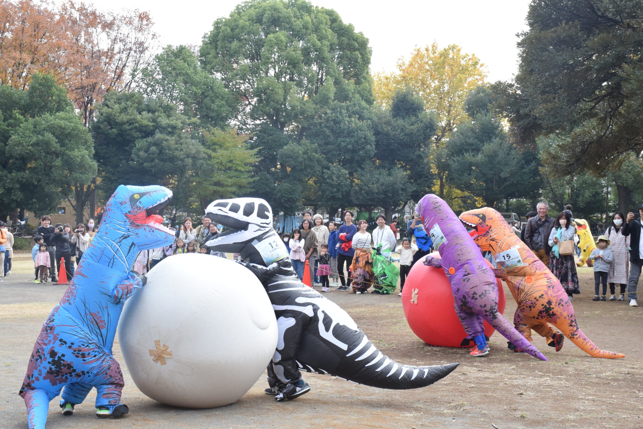 桜をバックに爆走！「ティラノサウルスレース」 | 一般社団法人Smartgive